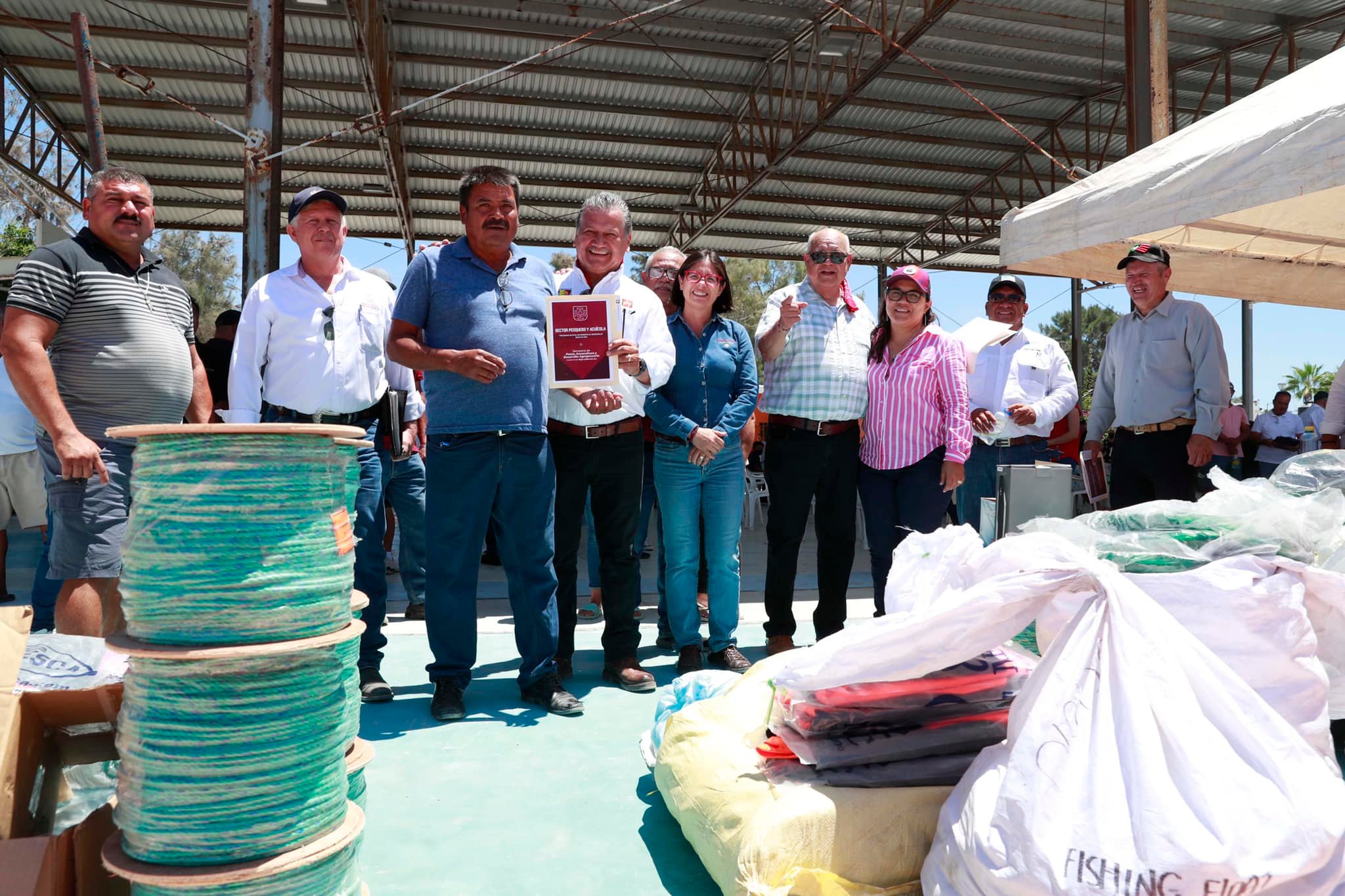 Gobernador entrega apoyos a productores del mar – Gobierno de Baja California Sur