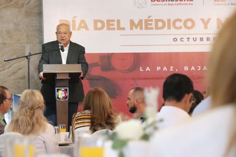 Reconoce Gobernador Víctor Castro Cosío Labor De Los Médicos Y Las